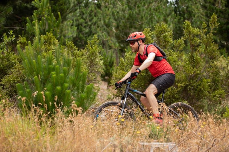 Jak wygląda prawidłowa pozycja na rowerze MTB i miejskim? | Decablog